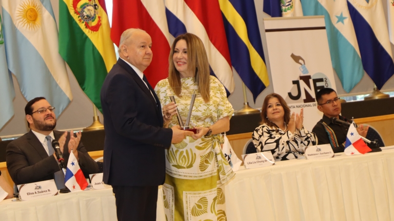 PARLATINO contribuye al fortalecimiento de la democracia de Panamá - Parlamento Latinoamericano ...